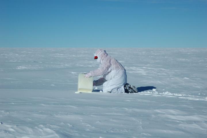 Surface Snow Sampling [IMAGE] | EurekAlert! Science News Releases